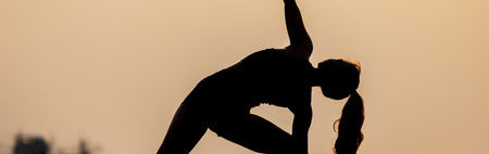 Parivrtta Trikonasana, la posture du triangle en torsion - Comment ...